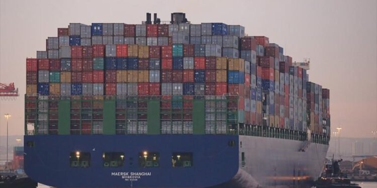 Maersk Shanghai Heads to Bahamas for Salvage of Collapsed Containers ...